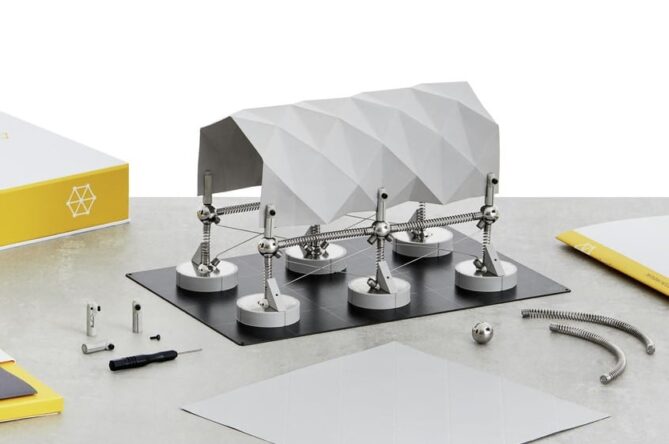 Learn structures by playing! Create designs with your hands