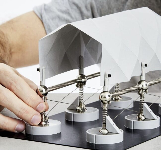 Learn structures by playing! Create designs with your hands